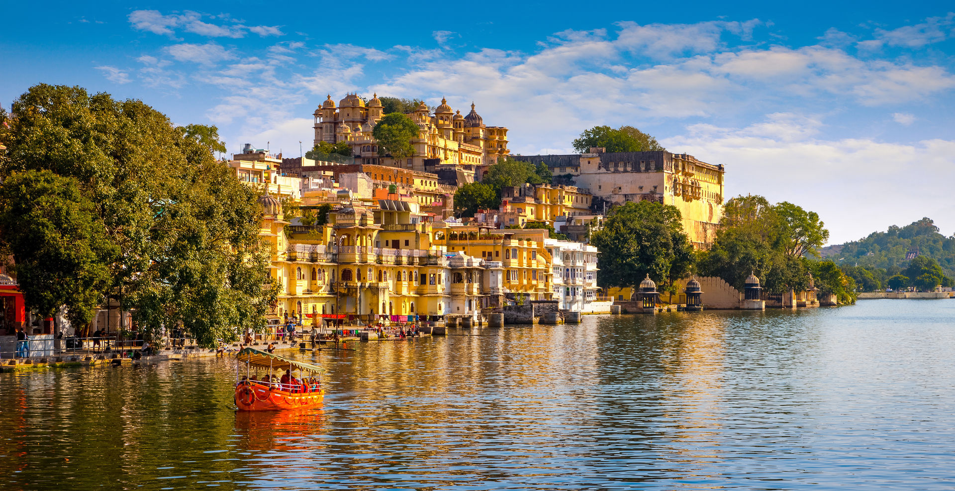 1 Crucero fluvial que visita Khushbagh, India- LiveAboard.com