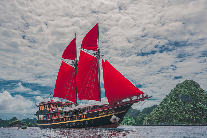 Calico Jack Liveaboard, Indonesia - LiveAboard.com