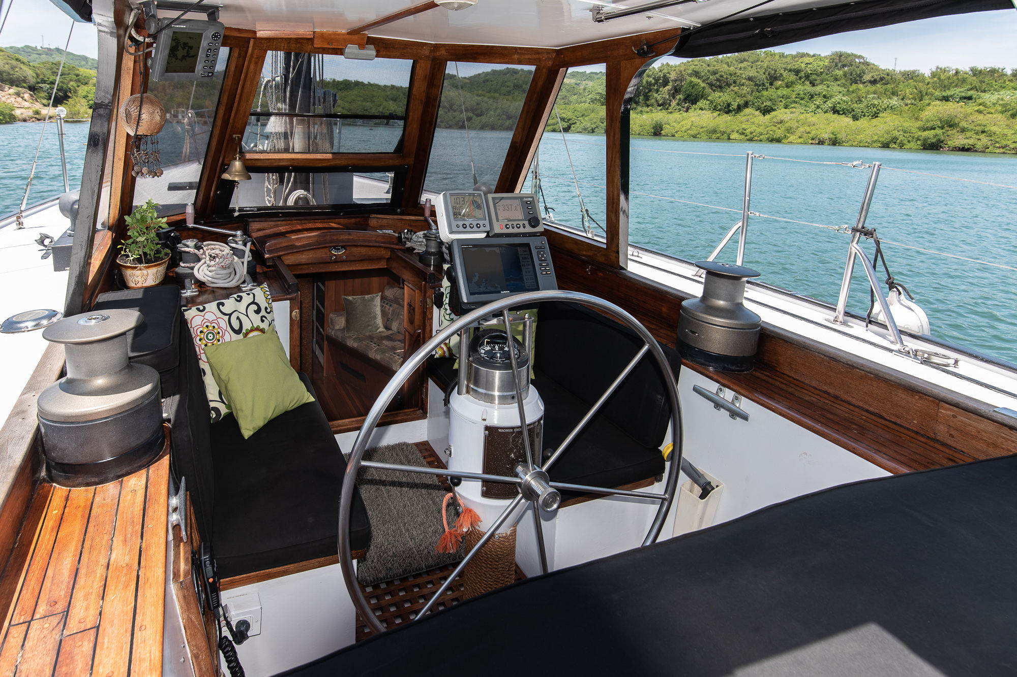 Zeppelin Liveaboard, Honduras - LiveAboard.com