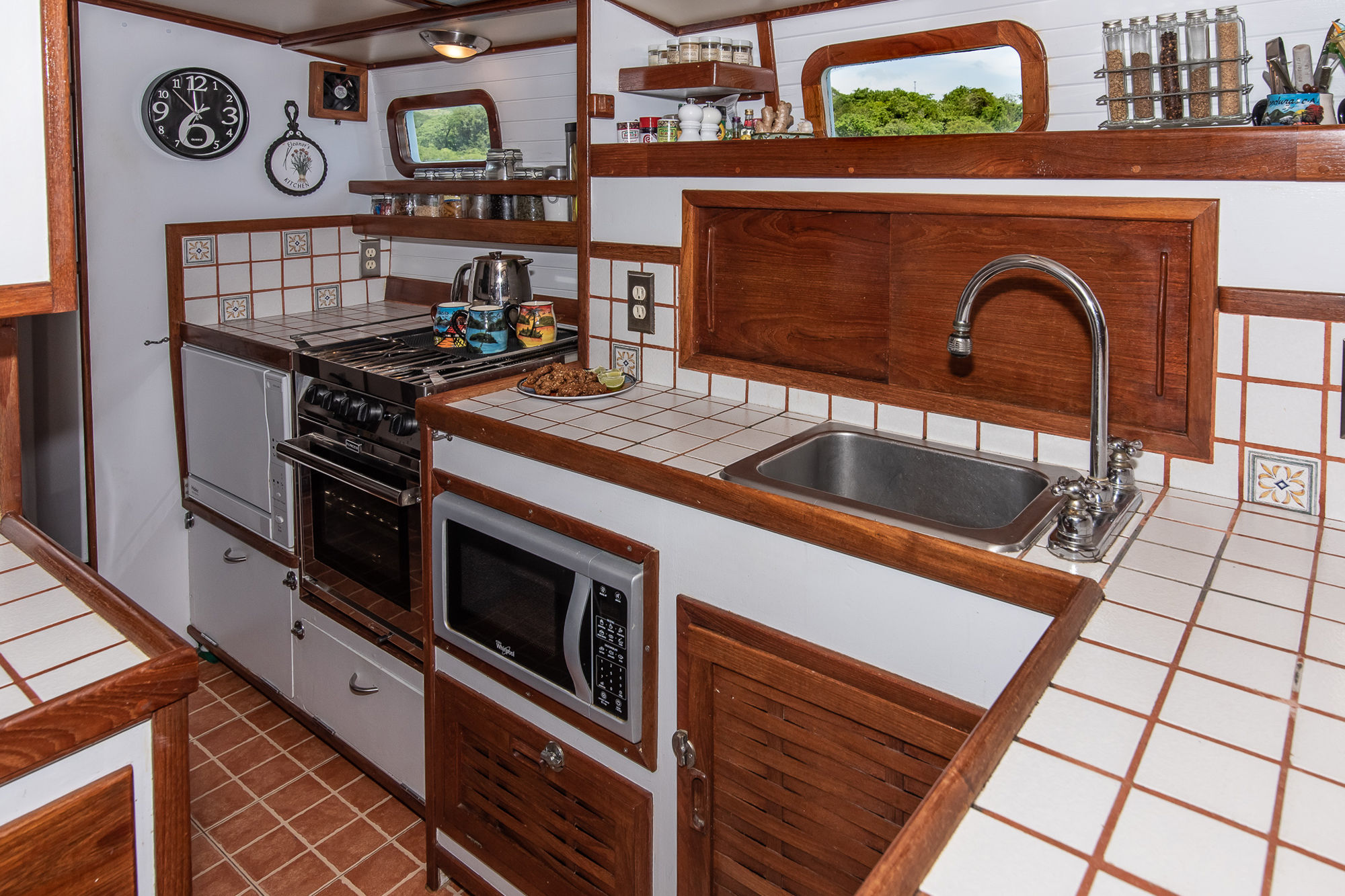 Zeppelin Liveaboard, Honduras - LiveAboard.com