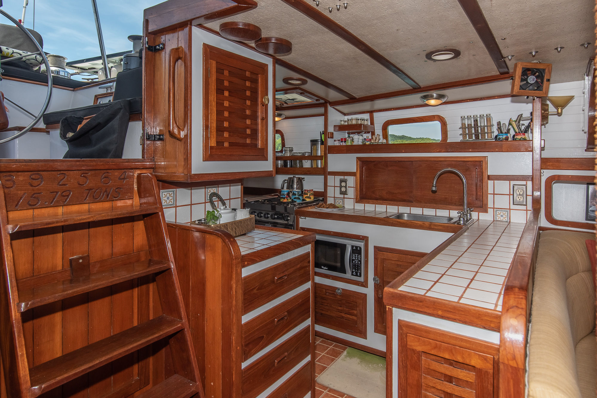 Zeppelin Liveaboard, Honduras - LiveAboard.com