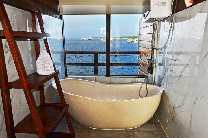 Neomi, Indonesia - LiveAboard.com