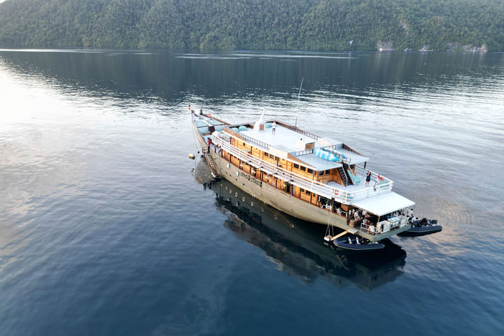Emperor Harmoni Liveaboard, Indonesia - LiveAboard.com