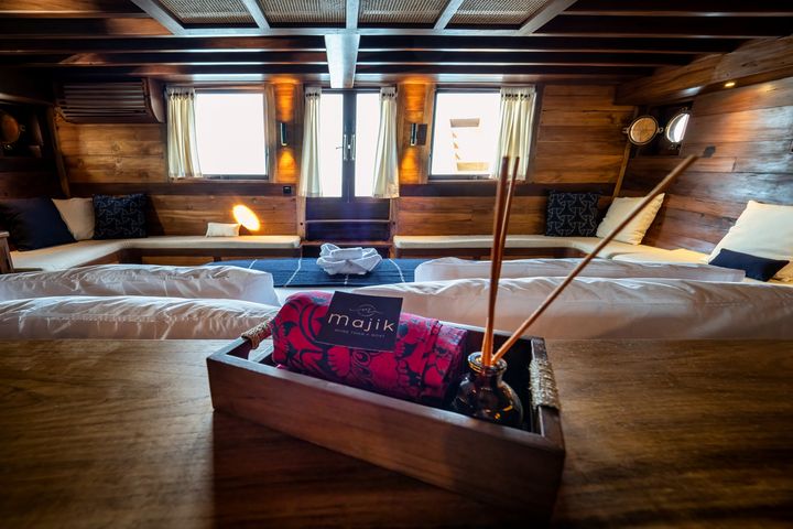 Majik Liveaboard, Indonesia - LiveAboard.com