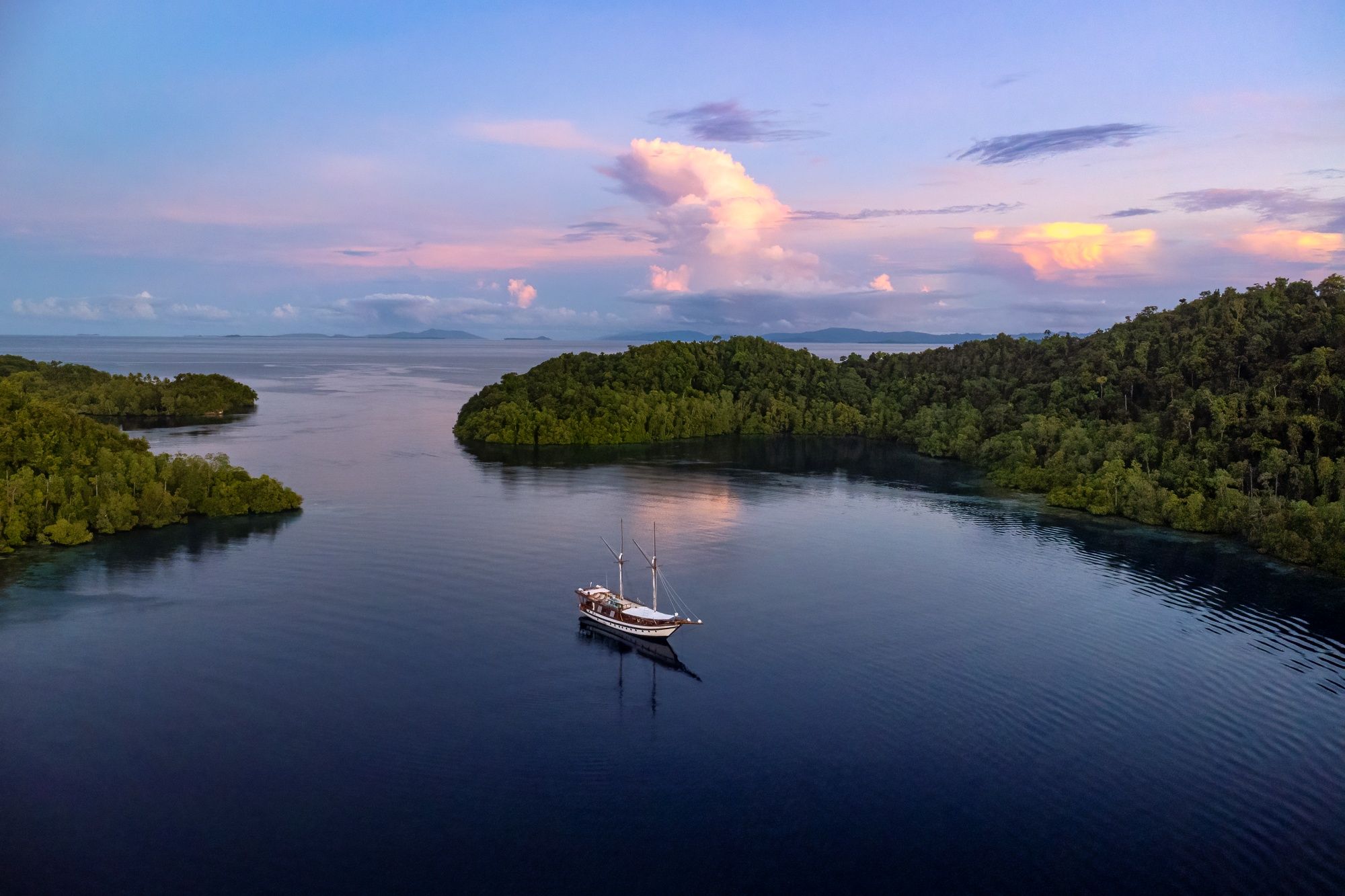 Majik Liveaboard, Indonesia - LiveAboard.com