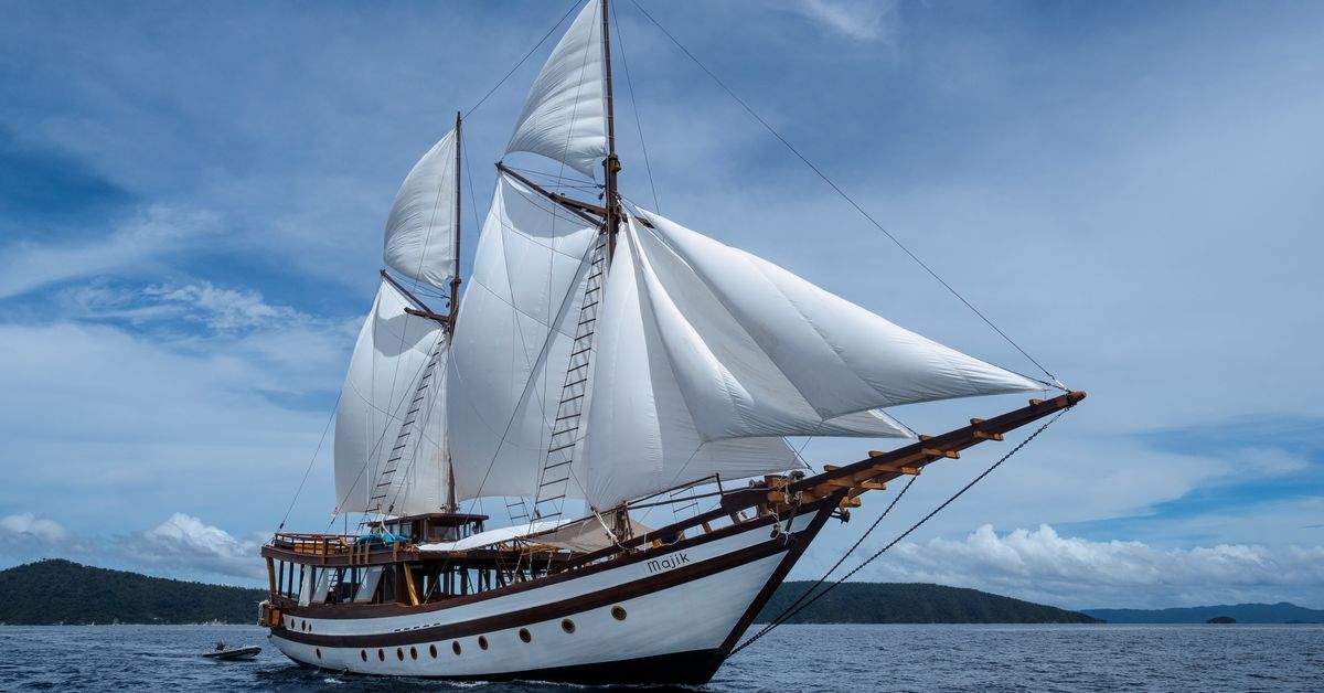 Majik Liveaboard, Indonesia - LiveAboard.com