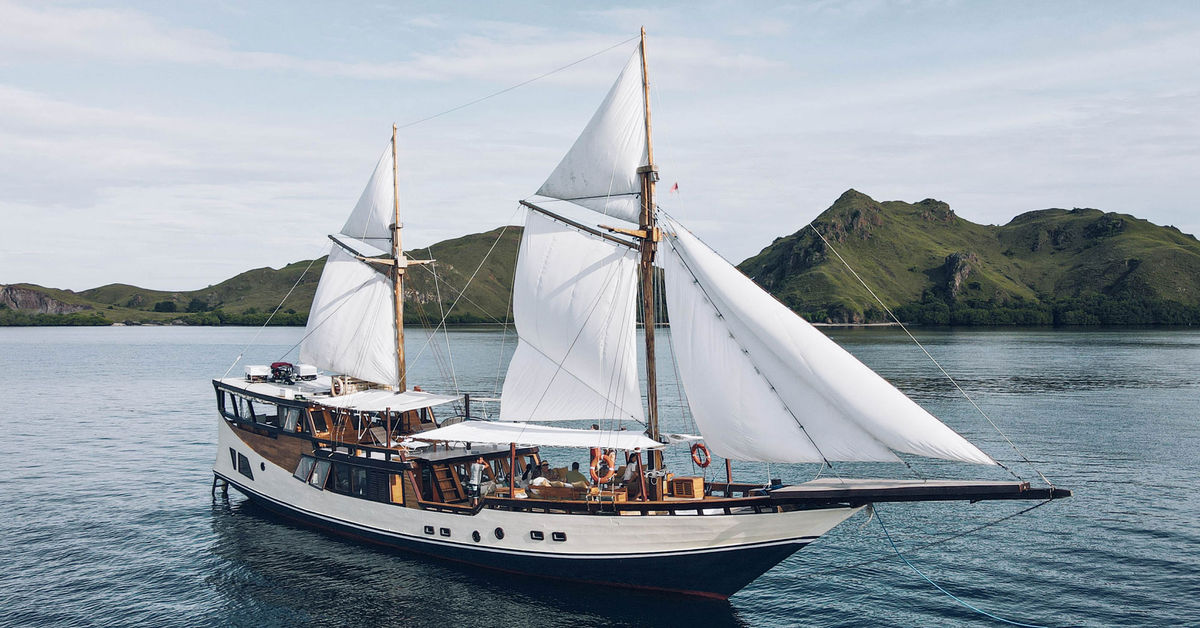 Navila Cruise Ship, Indonesia - LiveAboard.com