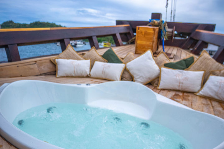 Navila Cruise Ship, Indonesia - LiveAboard.com