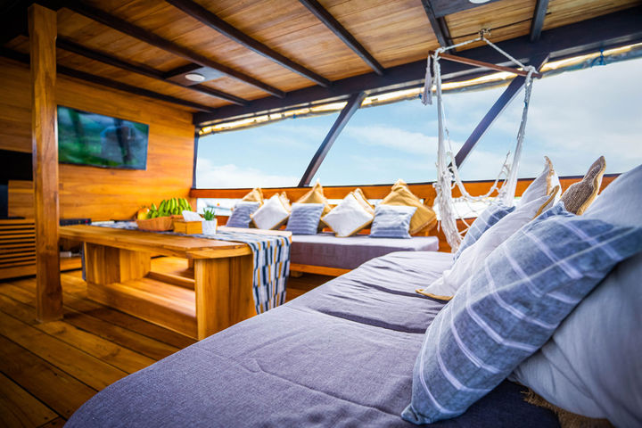 Navila Cruise Ship, Indonesia - LiveAboard.com