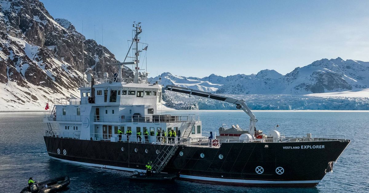 Explorer Cruise Ship, Arctic - LiveAboard.com